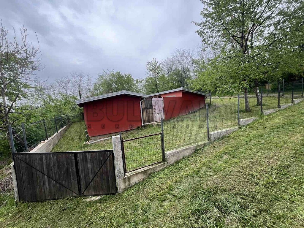 Retka ponuda! Odličan plac 401m2, sa objektom, iznad Amerikanca, Kovanlučka