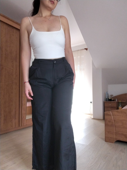 Pantalone sa sirim nogavicama
