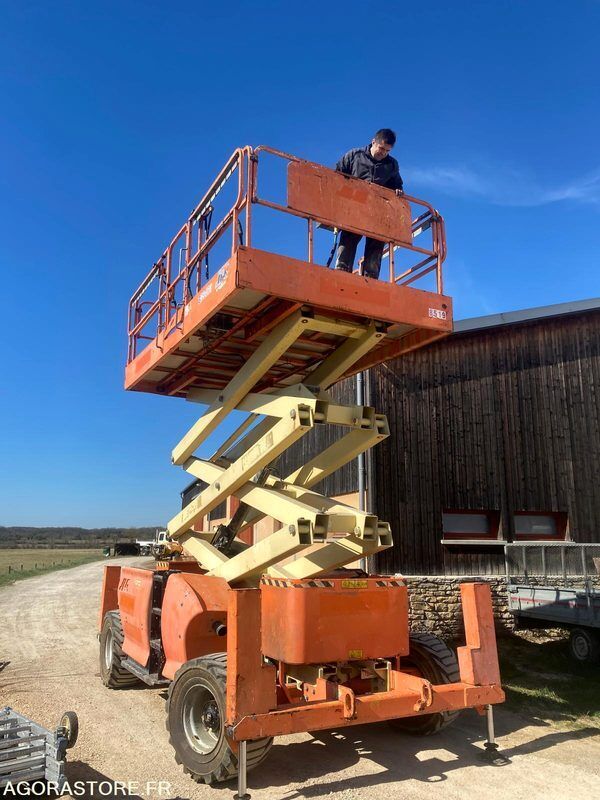 Prodaje se JLG 3394RT makazastu platformu na aukciji