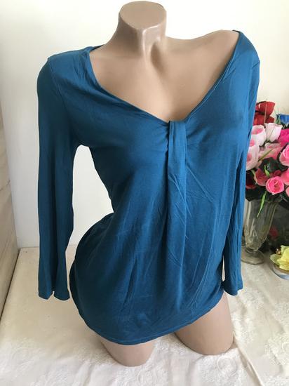 H&M plava bluza napred falta S