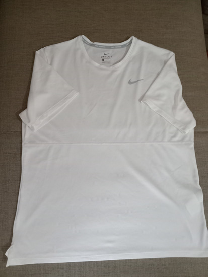 Bela Nike majica