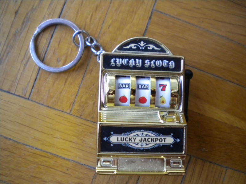 LUCKY JACKPOT Lucky Seven, SLOT MASINA privezak ZLATNI