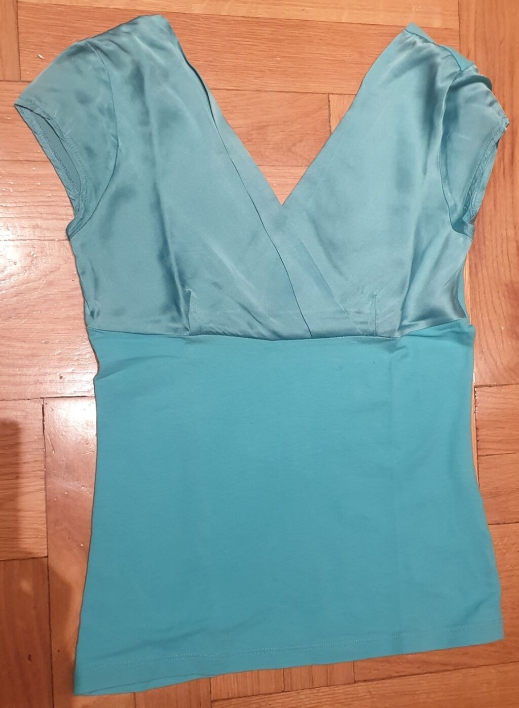 Nine WEST original bluza na V izrez. Gornji deo je 100% svila, a donji