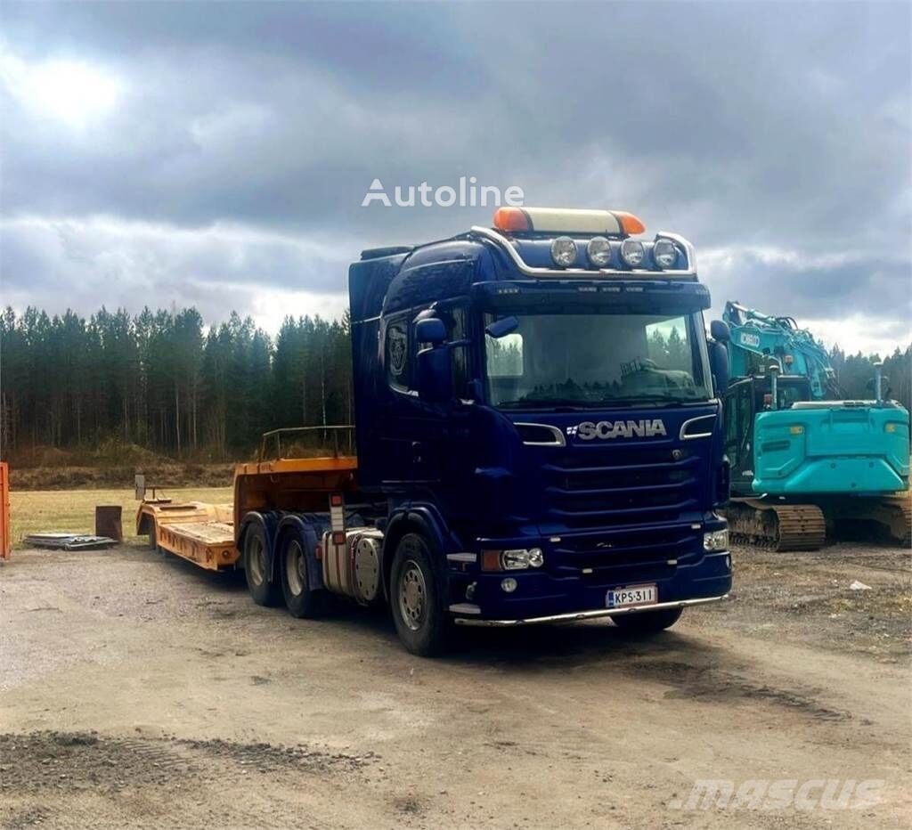 Scania R620 tegljač + poluprikolica sa niskom platformom