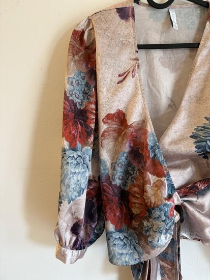 Elegantna kosuljica na vezivanje satin