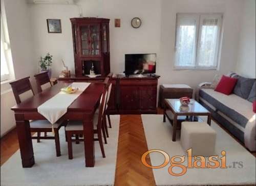 Komforan dvosoban stan na lokaciji sa puno zelenila