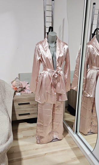 Novo baby roze saten odelo