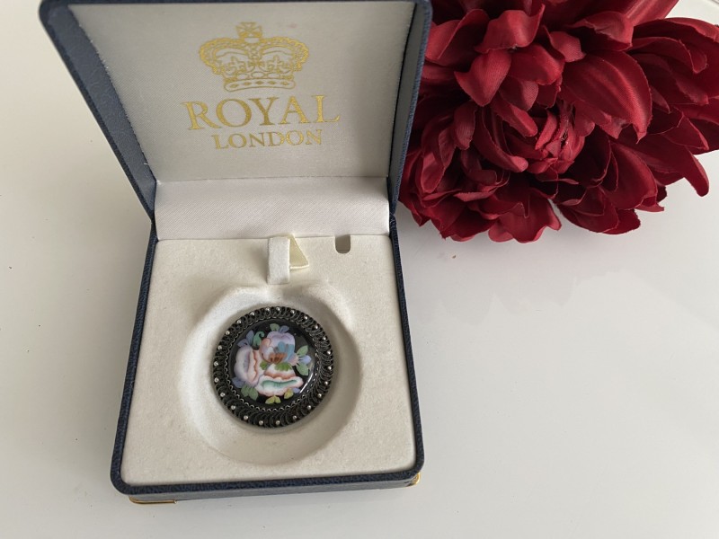 Antikvarni bros filigran i slikani porcelan u kutiji