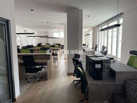Kancelarijski prostor, 200m2 + dvorište ID#2483