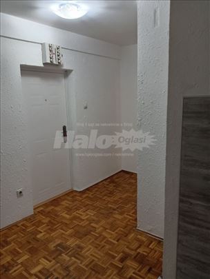 Izdajem stan u Zemun polju 44m2