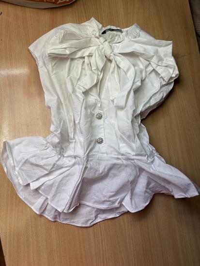 Zara bela bluza kosulja s volanima i mašnom