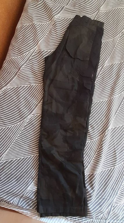 CRV radne pantalone, mada su lepe, pa bi mogle da se nose i ovako