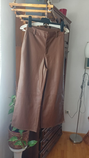 nove kvalitetne pantalone od eko kože braon boje