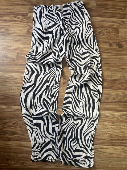 Elegantne pantalone bershka