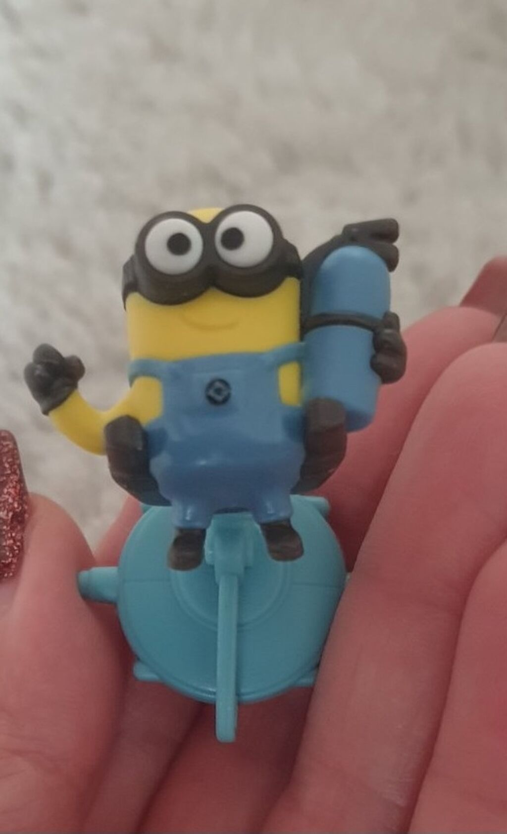 MINIONS igracka Kinder suprise in the space. samo izbadjena iz jajeta