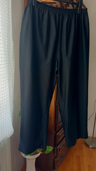 nove crne pantalone 4/5 xl..vrh kvalitet