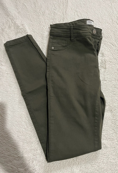 Bershka pantalone 36velicina
