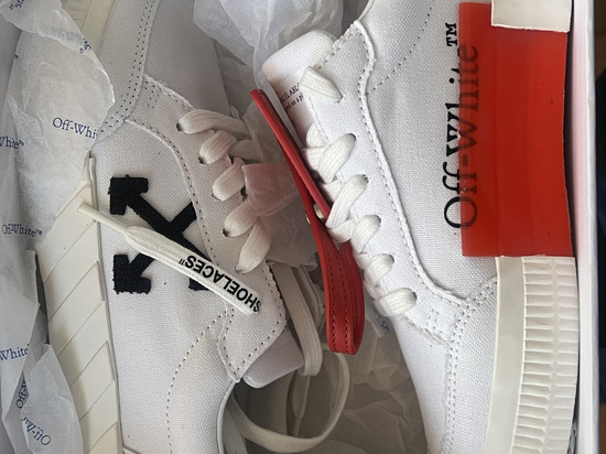 Off-white patike