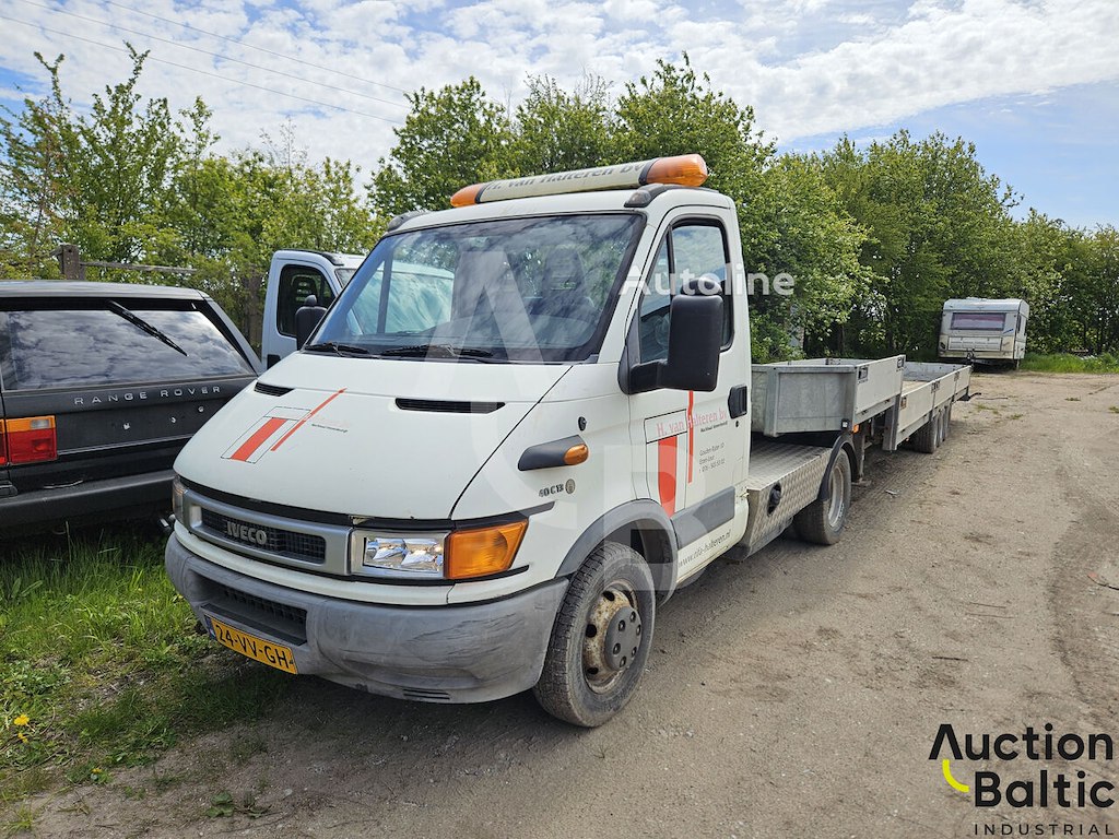Prodaje se IVECO 40 C tegljač na aukciji + poluprikolica sa niskom platformom