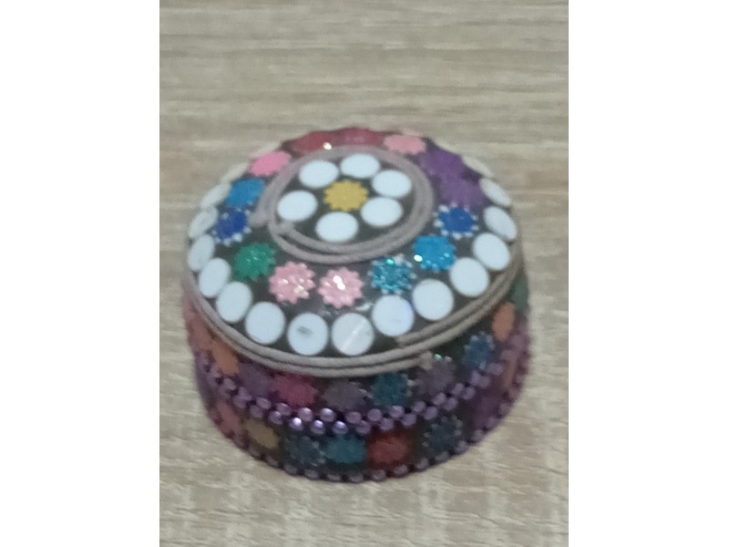 INDIAN KUMKUM-svetlucava MALA KUTIJICA