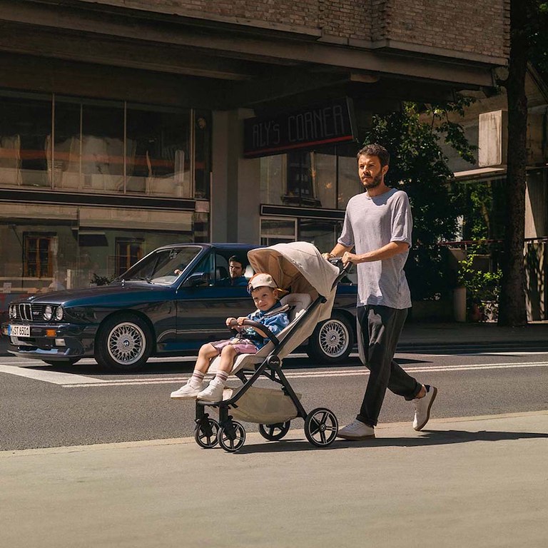 Nuna kolica Trvl LX BMW, Mica