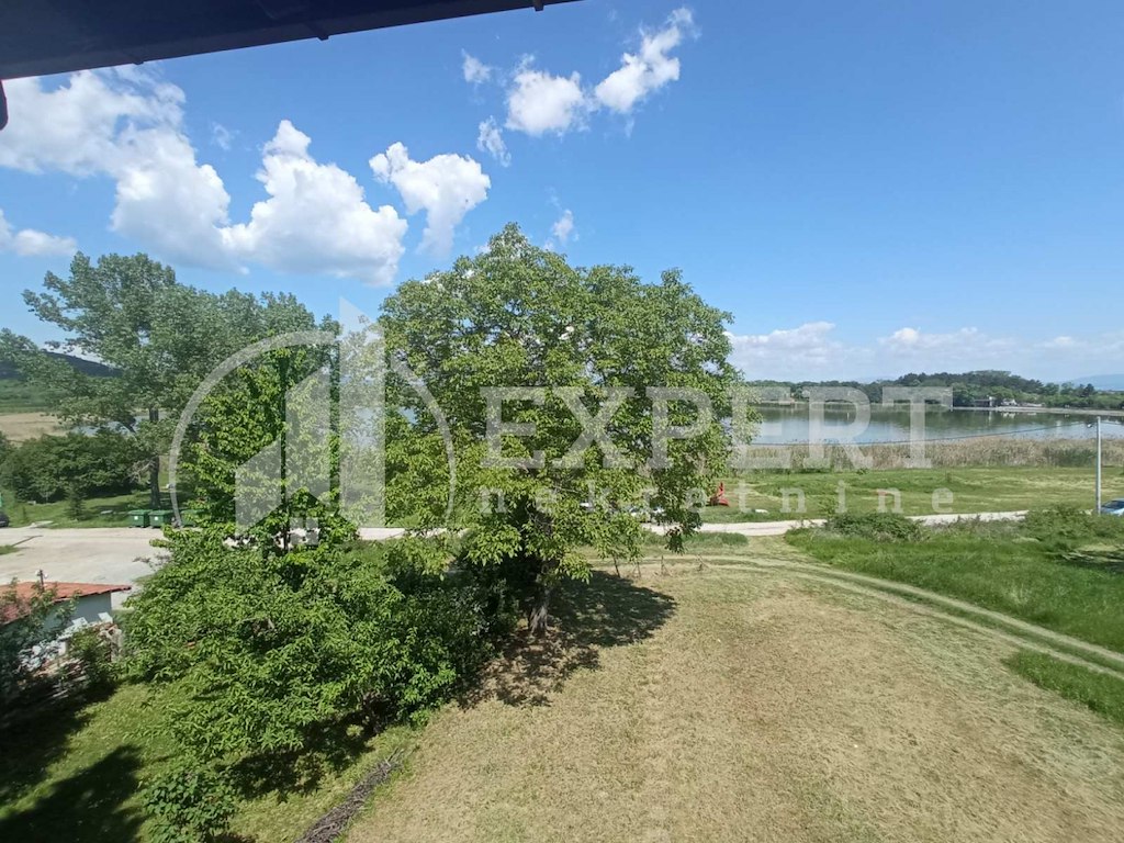 Izdaje se ugostiteljski objekat sa pogledom na Oblačinsko jezero, 330m2