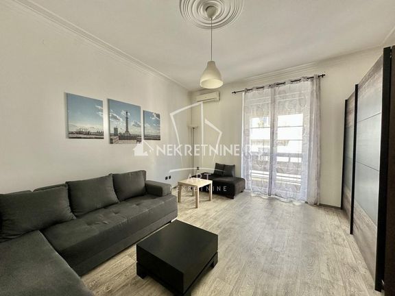 Salonski stan, Hram Svetog Save, mereno 43m2 ID#10842