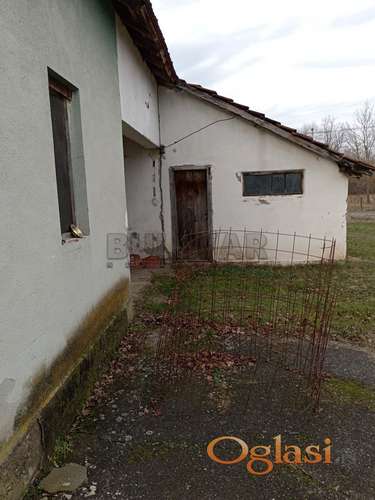 Obrva kod Kraljeva- kuća površine 13 m2 u osnovi i pomoćna zgrada 11 m2u osnovi, plac 2429 m2