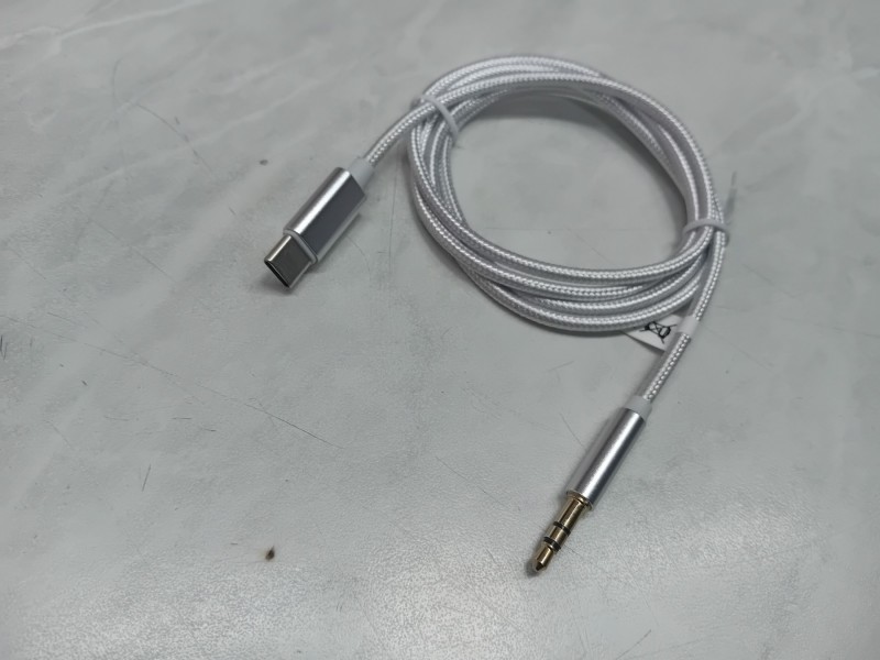 usb c kabal na audio 3,5 ispravan nov 1m