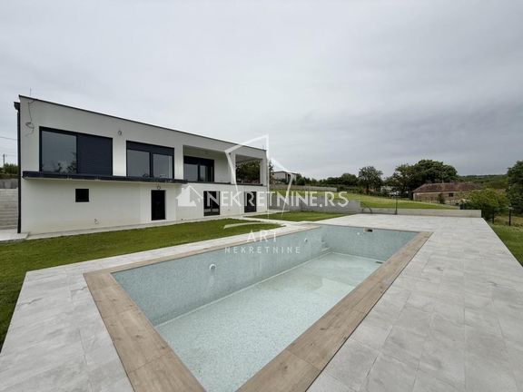 Ripanj, savremena kuća 294m2, 36ari placa ID#10942