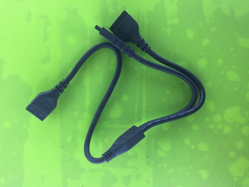 Zenski molex na sata