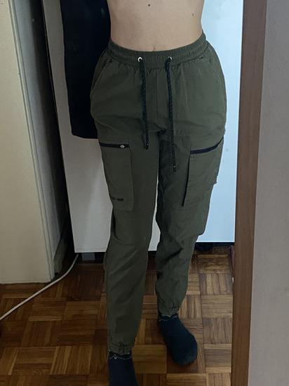 maslinasto zelena cargo pantalone