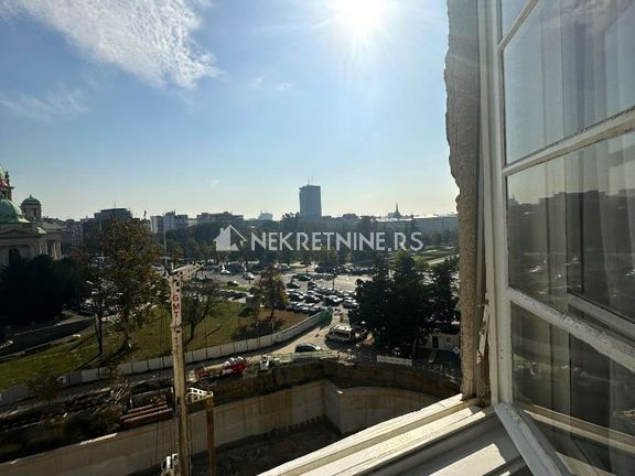 Stari grad, centar – izuzetan salonski stan sa dva ulaza i 3 spavaće sobe. Prava retkost na tržištu.