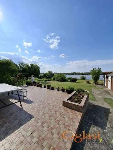 Izdaje se kompletno nameštena kuća pored reke – Banostor, 90 m² + vinski podrum i letnja kuhinja!