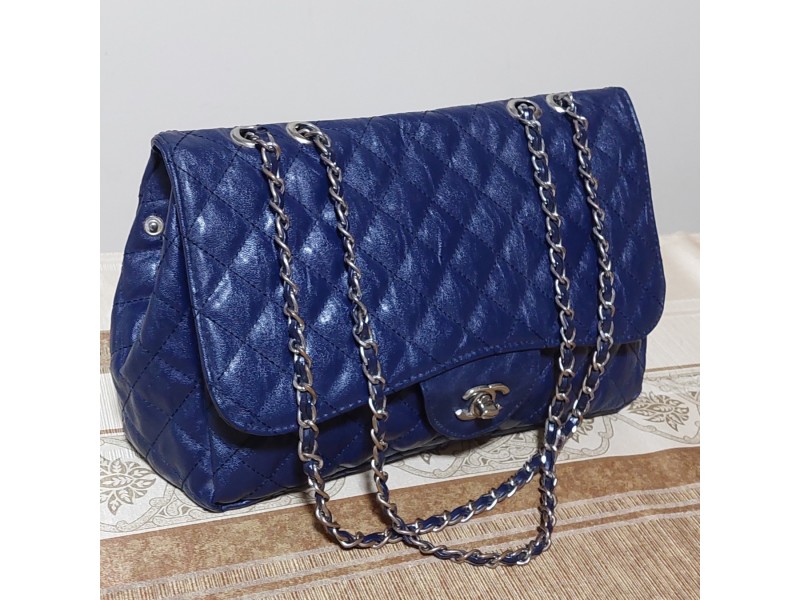 CHANEL prosivena teget torba nepoderiva