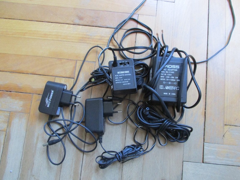 4 Adaptera / Ispravljača / Punjača 12V/0,3/0,8/1/1,5A