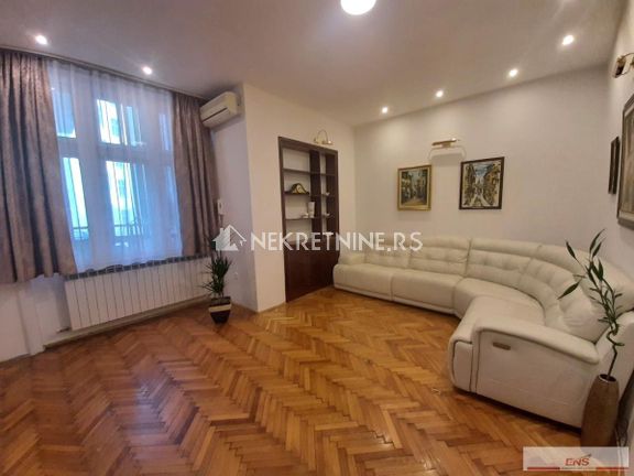 Useljiv komforan salonac, izdaje se na duži preriod