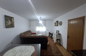 Kuća sa poslovnim objektom u Bagremaru