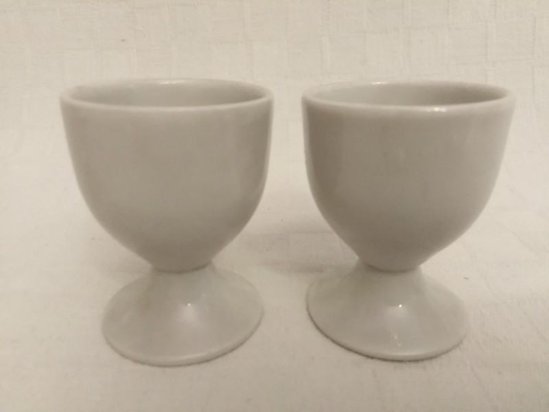 par porcelanskih postolja za jaja iz 1930-tih