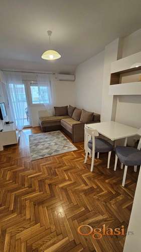 Kompletno renoviran i namešten dvosoban stan na atraktivnoj lokaciji
