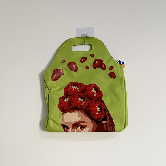 021. Drecavo zelena Frida Kalo torbica