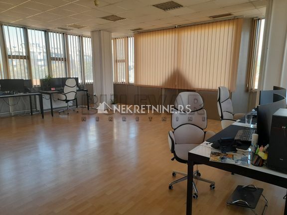 Izdaje se poslovni prostor u Dušanovom bazaru, na 2. spratu, 156m2