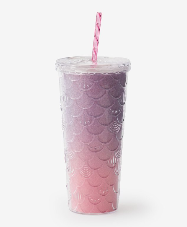 Roze čaša sa slamčicom