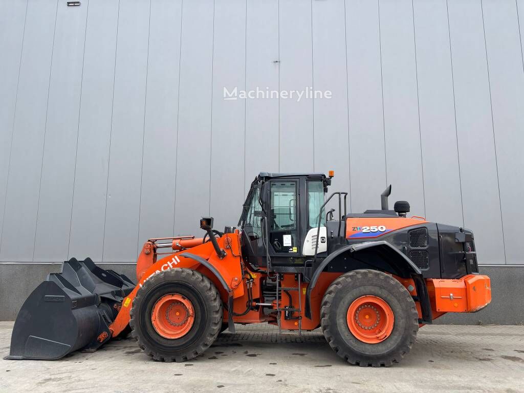 Hitachi ZW 250-6 prednji utovarivač