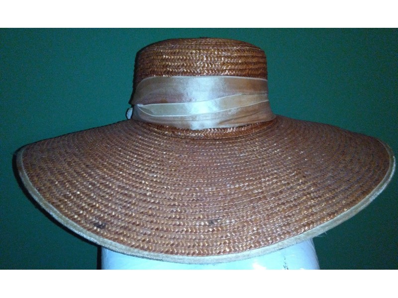 Velik, braon šešir, širina 47 cm