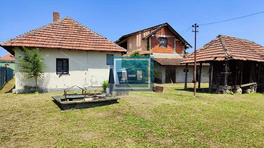 Domaćinstvo u okolini Jagodine sa 4 objekta na prostarom placu od 47 ari