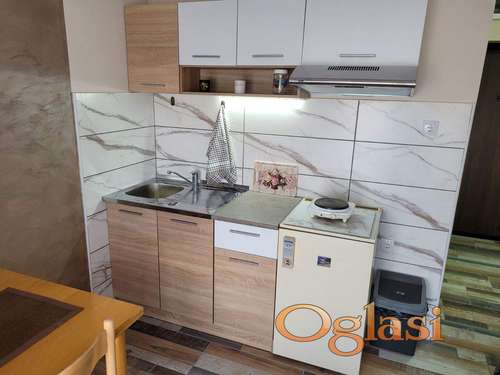Nova garsonjera (20m2). Sama granica Telepa i Adica. KOMPLETNO NAMEŠTENA!