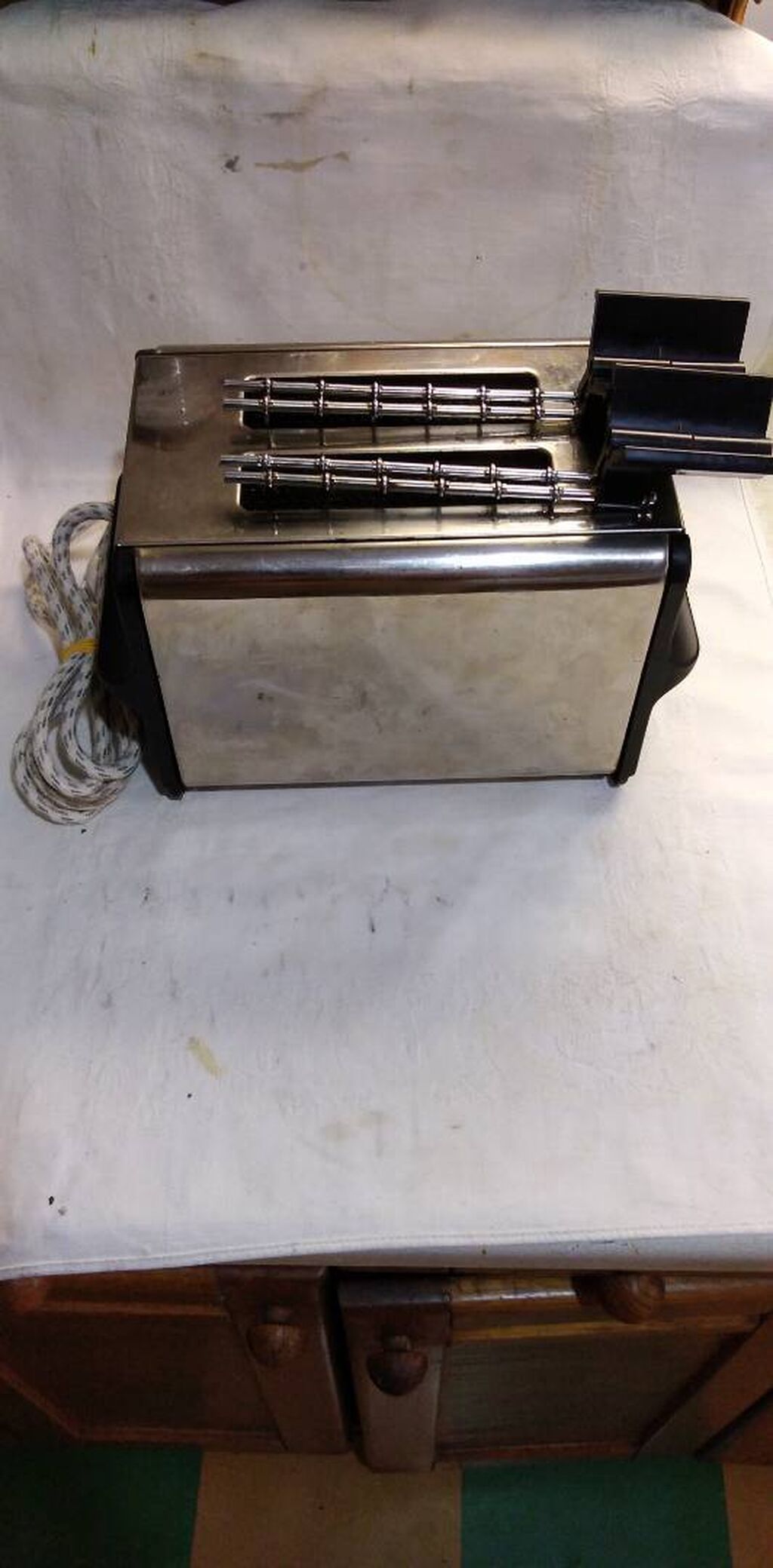 Toster Iskra model Gaj 0206,220V,50Hz,550W Ispravan,malo korišcen
