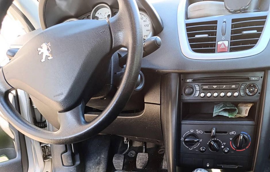 PEUGEOT 207 2006g BENZ