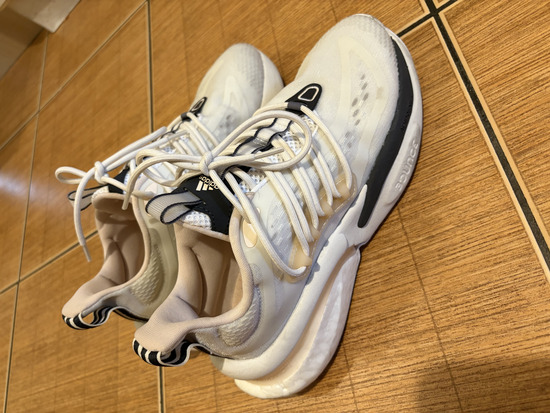 Rezervisano! Adidas Alphaboost V1 patike, 38